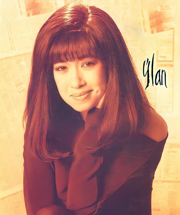 Cuộc đời và sự nghiệp của ca sĩ Ý Lan